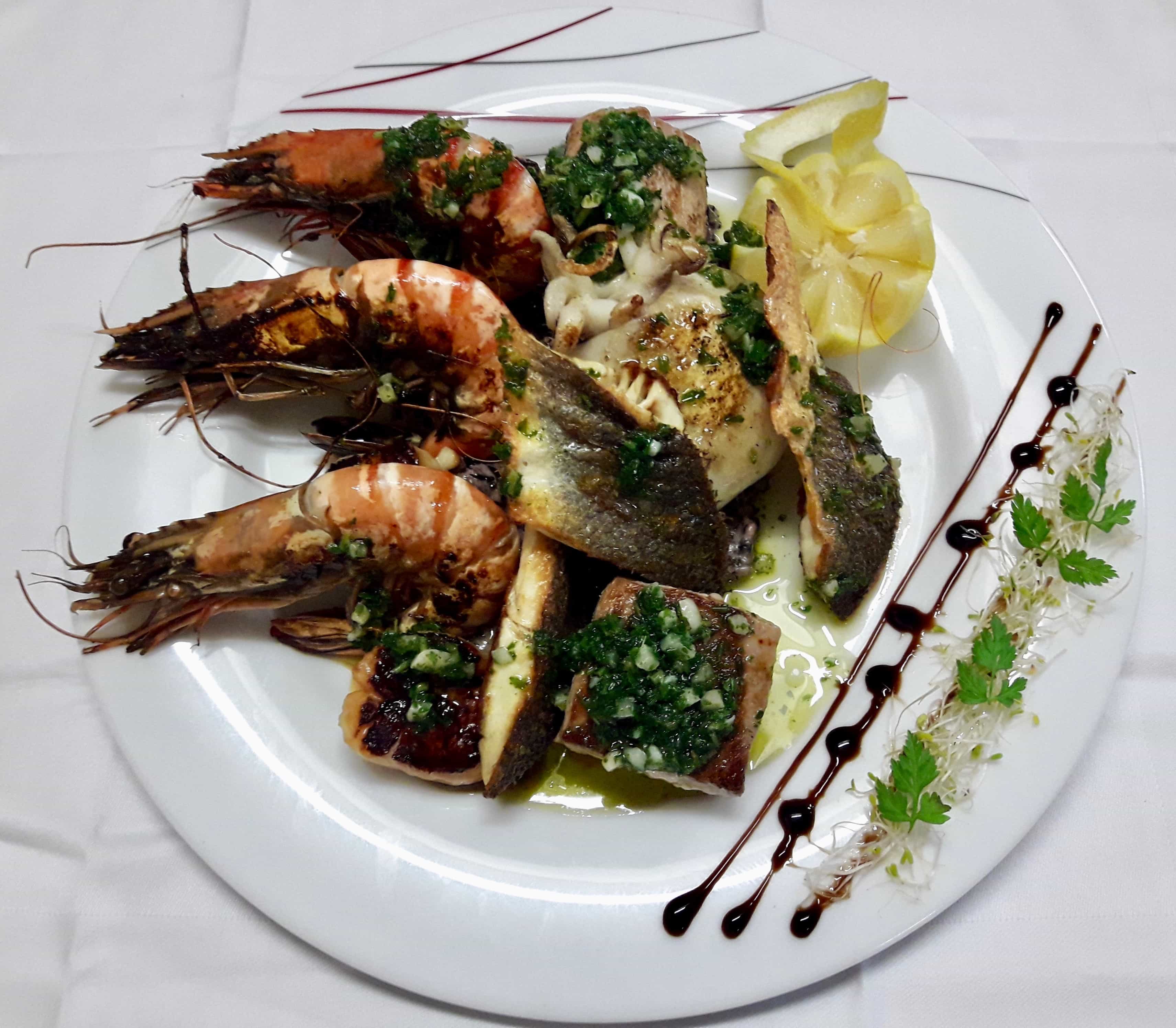 Restaurant – Le Clos de l'Aube Rouge - Mas ancien et terrasse ombragée
